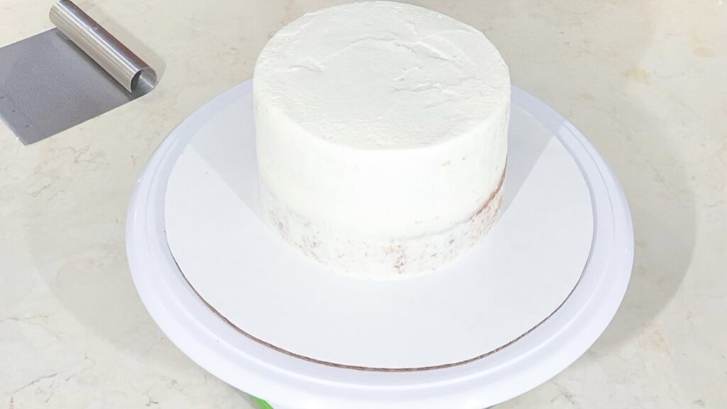 How to Crumb Coat a Cake - Heaven My Cake