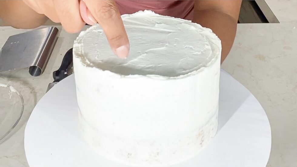How to Crumb Coat a Cake - Heaven My Cake
